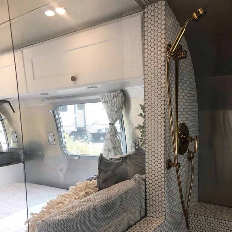 46 Elegant Airstream Decorating Ideas For Comfortable Holidays Trip ...