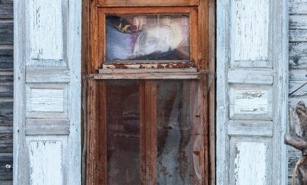 43 Elegant Carved Wood Window Ideas - BESTHOMISH